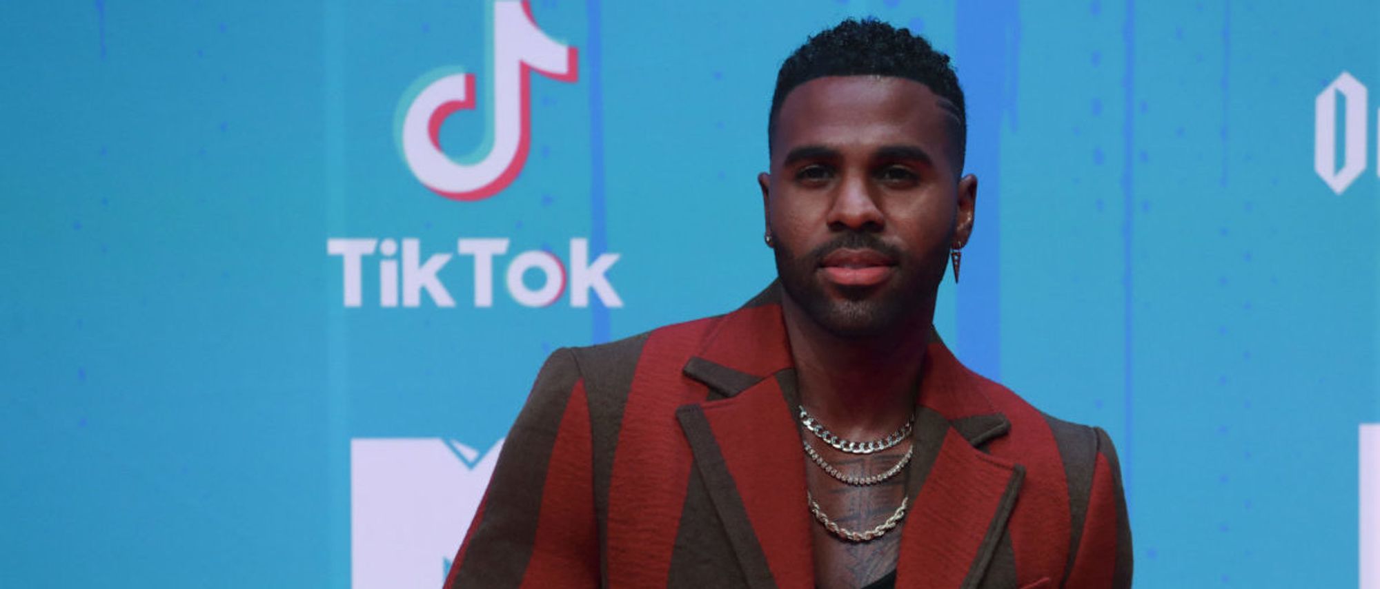 FACT CHECK: No, Jason Derulo Did Not Fall Down Stairs At Met Gala ...