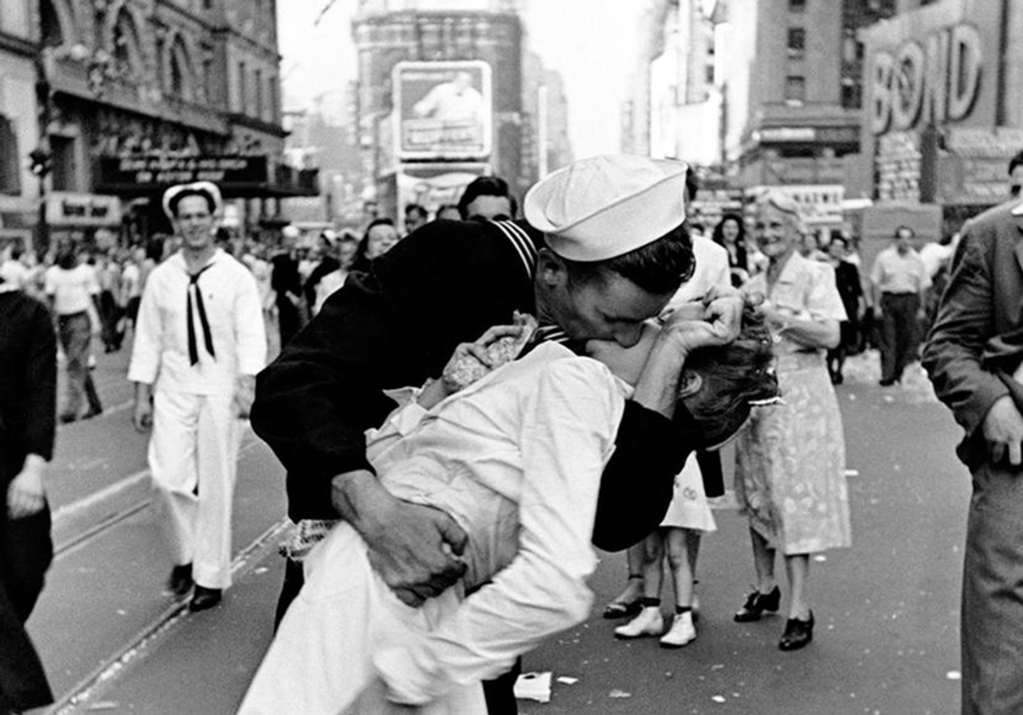 VA Scraps Plan To Ban WWII Kiss Photo From Facilities After Backlash ...
