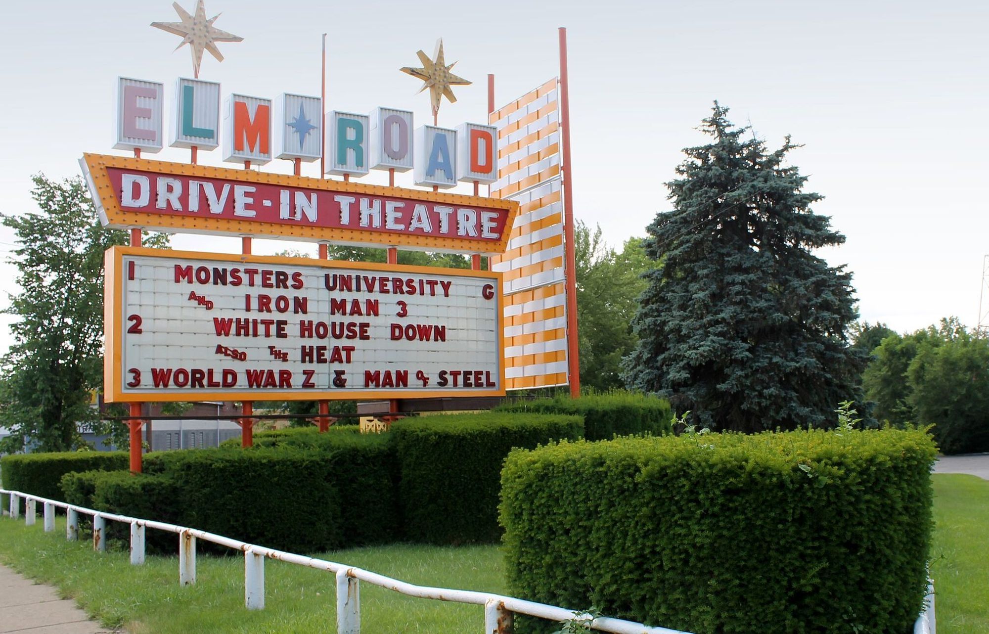 To Bring Back The Magic Of The Big Screen, Build A DIY Backyard Movie ...